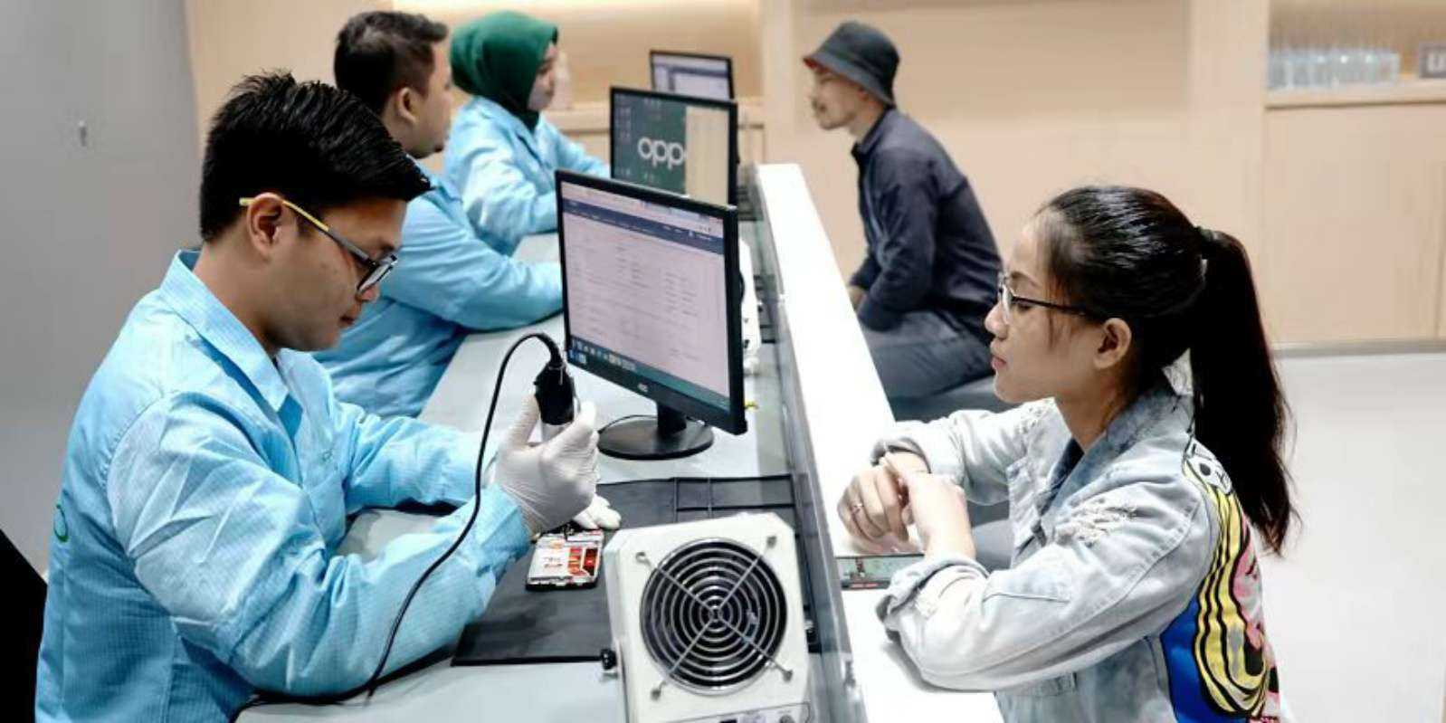 Ada Teknisi-Teknisi Andal Dibalik Service Center OPPO yang Profesional ...