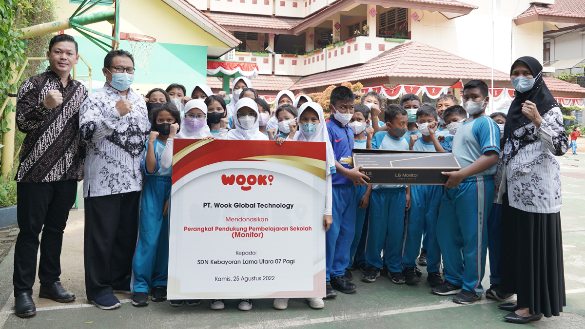 PT. Wook Global Technology Bagikan Puluhan Monitor untuk Dukung Percepatan Digitalisasi Sekolah ...