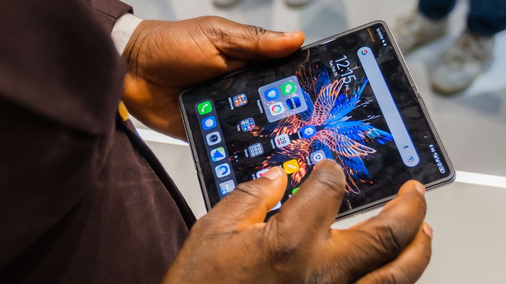 TECNO Luncurkan Smartphone Lipat Pertama dengan Chipset Mediatek 9000+ - CANGGIH ID