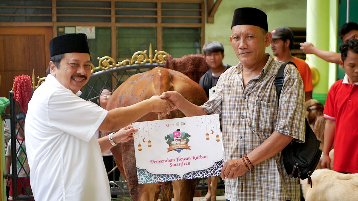 Smartfren Serahkan Hewan Kurban untuk Warga Sekitar - CANGGIH ID