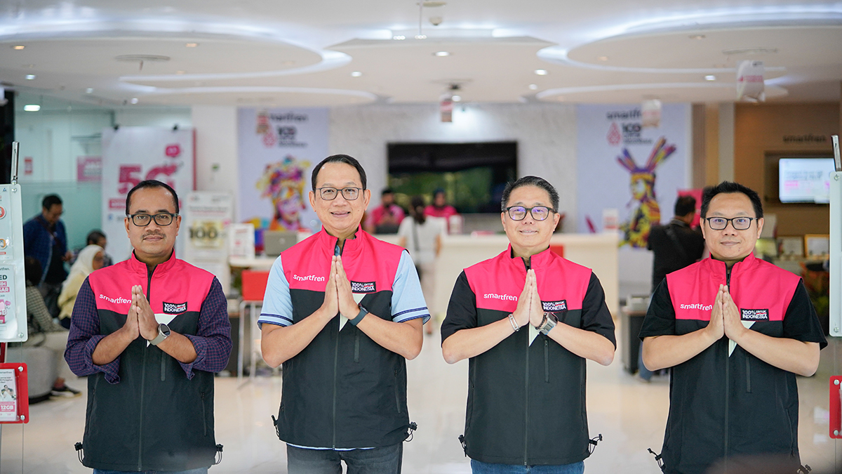 Hari Pelanggan Nasional, CEO Smartfren Layani Pelanggan di Galeri ...